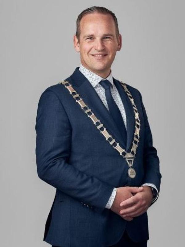 Burgemeester Bram van Hemmen (Hoeksche Waard) legt ambt neer | VNG Burgemeester Bram van Hemmen (Hoeksche Waard) legt ambt neer | VNG